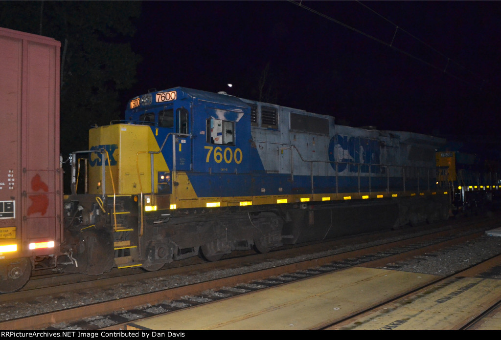 CSX C40-8 7600 on Q301-10